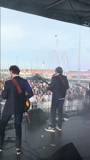 Color Snake x BB Brunes - Dis Moi (Live at Calais Marina Festival)