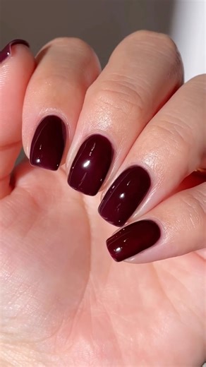 OPI Portugal on Instagram: "A combinação perfeita para um vermelho cereja profundo 🍒🤎 Fazer uma sobreposição de Brown to Earth com Complimentary Wine cria um tom quente e envolvente, ideal para quem procura um acabamento diferente, mas fácil de usar. Uma sobreposição simples que transforma a tua manicure 💅 Pede já à tua manicure! #OPIPortugal #GelColor #LayeringNails #HolidayNails"