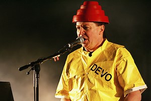 Devo singer marries in tasteless 9/11-themed wedding
