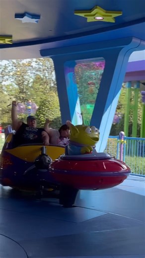 Fat Testing Alien Swirling Saucer at Disney's Hollywood Studios with the Plus Size Park Hoppers | Fat Tested Travel - Plus Size Disney