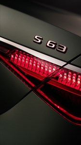 Drive an S 63 AMG like no other 🎨 With over 55 new exterior paint colours and 25 additional interior design options, the Mercedes-AMG S 63 E PERFORMANCE now offers more room than ever for customisation — thanks to the expanded #MANUFAKTUR range. From precision-stitched leather headliners to hand-finished wood accents, MANUFAKTUR specialists bring your vision to life with unmatched artistry. Built by hand. Designed by you. #MercedesAMG #AMG Mercedes-AMG S 63 E Performance Limousine lang | Energi