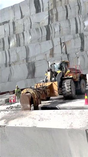 Granite Quarry: Controlled Separation of a Granite Block Using a Loader