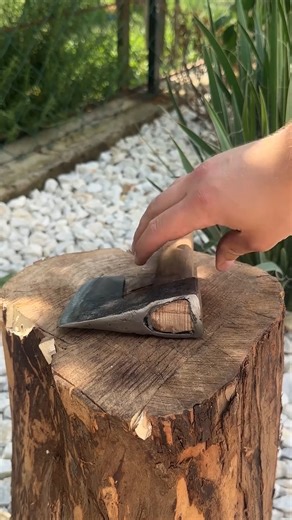 Axe handle repair hack using hot glue | Soccer Addict