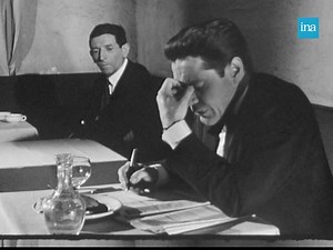 DÉCLARATION TROUBLANTE D'IMPÔT. En 1961, quand Pierre Repp vient en aide à un Jean Pierre Darras désemparé face à sa déclaration d'impôt, ce dernier ne s'en remettra sûrement pas. À La confusion des chiffres, se mêle la confusion des mots. | INA