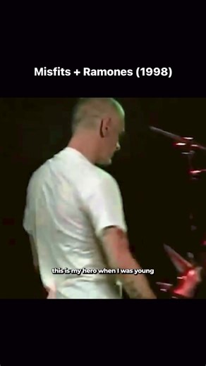 Dee Dee Ramone sings “Blitzkrieg Bop” with the Misfits in Berlin, 1998 #misfits #ramones #punkrock #punk | La Hora Punk Rock Latam