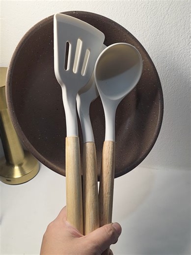 เซ็ตเครื่องครัวมี กระทะเทปร่อนและตะหลิวพร้อมกับทัพพีด้วยค่ะ #กระทะเล็ก #กระทะเทฟล่อน #ชุดเครื่องครัว #ทัพพีซิลิโคน #ตะหลิวซิลิโคน