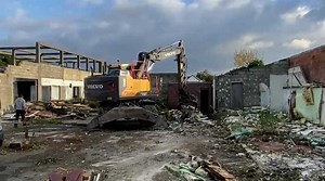 A Wimille, démolition d’une ancienne menuiserie pour un projet de logements