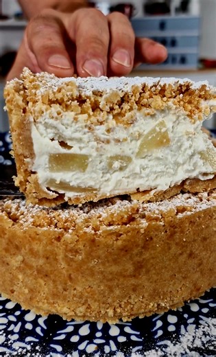 Torta Sbriciolata ricotta e pere Una carezza al cuore ❤ Ingredienti 👇 370 g biscotti secchi 170 g burro fuso 350 g ricotta fresca 250 g panna fresca 110 g di zucchero 1 cucchiaio vaniglia estratto pere abate opp williams succo di mezzo limone 1 noce di burro zucchero a avelo q.b. #torta #dolci #Home #cake | I fornelli di Max