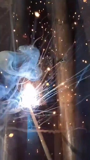 how to install the correct hinge on a round pipe.#weldingtricks #tips #metalwork #Ideas | Nichar-49