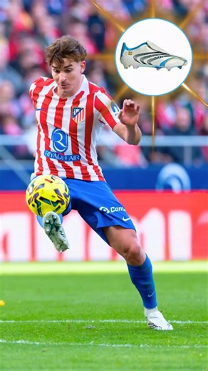 🤯🇦🇷 Julian Alvarez wearing Messi's legendary boots...