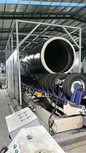 Large diameter spray-wound insulation pipe has a unique "spraying winding" The composite process and integrated structural design offer significant advantages in industrial transportation, municipal engineering, and other fields. First, a specialized spray coating creates a dense protective layer on the outer layer. Combined with high-strength winding materials (such as fiberglass and composite coils), this significantly enhances the pipe's overall compressive and impact resistance, making it ea