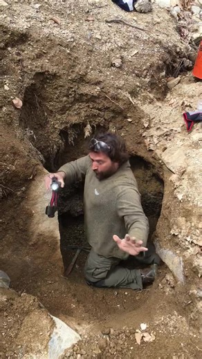 Moat Mountain. First ever pocket. Joe, John, and I found our first real pocket. It was like tasting steak for the first time. #smokyquartz #rocks #crystals #digging #newhampshire
