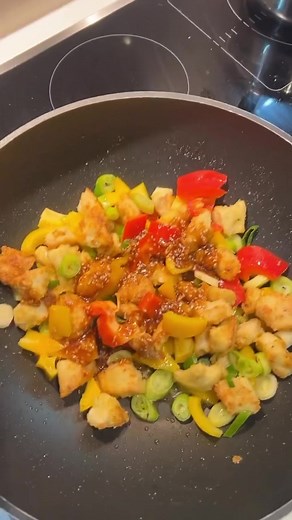 Honey ginger chicken stir fry 🤩 Wow. This is one of the most banging recipes I’ve ever made. No need to get a takeaway this weekend 😜 Give this one a go and I promise you won’t be disappointed. It tastes incredible 🙌 Method: Coat the chicken in corn flour. The sauce is garlic, ginger, honey, soy sauce, sesame oil, ketchup and sesame seeds 😋 | The Body Coach