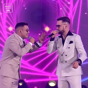 Prawdziwie ognisty duet, który wie jak porwać publikę 🔥 Zespół Muzyczny DEFIS i Miły Pan 🔥 prosto z muzycznej sceny #WakacyjnejTrasyDwójki 🤩 #BądźmyRazem | Telewizja Polska