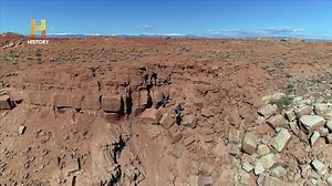 266K views · 6.4K reactions | Na semana passada, durante a operação de perfuração, Dragon e Tomas conseguiram inserir uma câmera cobra em uma das fendas encontradas no planalto, capturando um vídeo surpreendentemente nítido de um objeto metálico incomum. Eles conseguirão extrair aquele objeto escondido sob o planalto? #OSegredoDoRanchoSkinwalker | HISTORY | Facebook