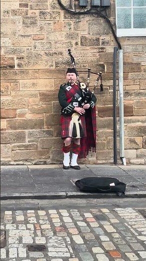 Bagpipe player in Edinburgh, Scotland 🏴󠁧󠁢󠁳󠁣󠁴󠁿