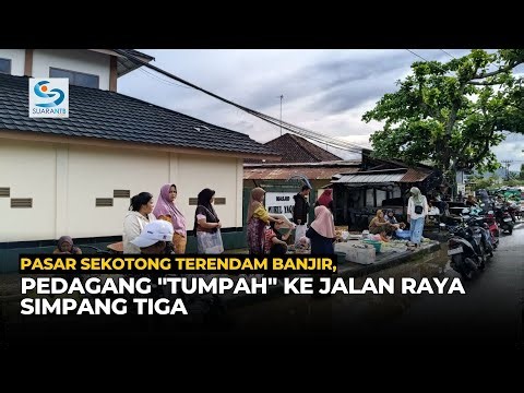 Pasar Terendam Banjir, Para Pedagang Tepaksa Pindah Berjualan di Jalan Raya Simpang Tiga Sekotong