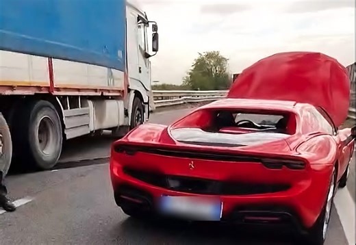 La Ferrari si ferma per un guasto, tutti in coda sulla strada per Afragola