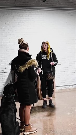 Does your dog get distracted when YOU get distracted? #Distractedog #obediencetraining #leashwalking