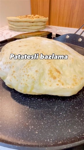 Nurgül Yilmaz on Instagram: "Merhaba🤗Bugün tarifim patatesli bazlama🥟 Kahvaltıya,beş çayına hatta akşam yemeğine bile yapılır. Sahur sofraları için lezzetli ve doyurucu bir tarif😋 @sofra_buyusu 👈 ♨️PATATESLİ BAZLAMA♨️ Hamur: 🥟1 su bardağı ılık su 1 su bardağı ılık süt 1 tatlı kaşığı şeker 1 yemek kaşığı tuz 1 paket kuru maya 4-4,5 su bardağı un/kontrollu ekleyin 5-6 yemek kaşığı sıvı yağ iç harç: 🥔4 adet orta boy patates 1 tatlı kaşığı tuz 50 gram kaşar peynir bir tutam yeşil soğan bir tut