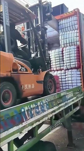 Forklift Precisely Loading/Unloading Large Cargo from Container