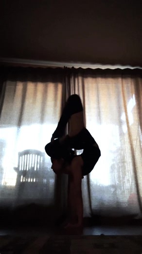 🌒✨˚✧༚。 #contortion #contortionist #circus #acro #fakebody #flexibility ##balance##handbalancing##stretching##handstand