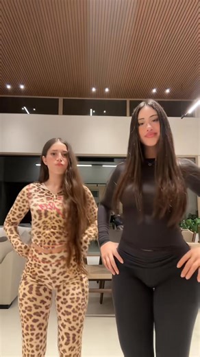 @Esterbron . . #moves #tutorial #shufflestyles #shufflegirl #shuffling #howto #tutorials #footwork #learn #practice #dance #shuffle #happy #reels #reelsinstagram #instadaily #learning #reelstips #learnonreels #summer #music #colorfull #festivalseason | Ty lee