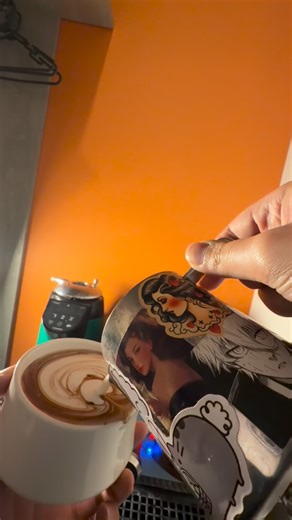 Felix gallery on Instagram: "Day 155 practicing latte art First of all im using my tshirt to wrap my phone ( ͡° ͜ʖ ͡°). second of all its too thick and its hard my phone keeps moving and almost fell. Last, please ignore my grinder i lost the hopper on a event and i havent ordered new hopper yet （╹◡╹） btw im using choco powder （＾ν＾） #chocolate #latteartgram #latteart #rosetta #coffee"