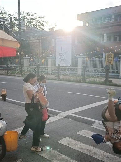 Unexpected Kindness: A Heartwarming Prank at the Beach