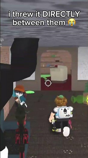 DIRECTLY between them 😭 (11/15/25) #shorts #fyp #roblox #mm2