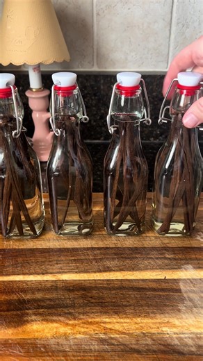 Homemade Vanilla Extract Recipe for Christmas Gifts