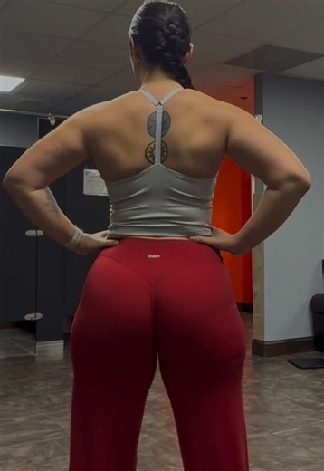 A little Saturday pump for you 🫡🥵#backday #musclemommy #flexeveryangle
