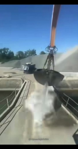 Engineering marvels at work! 🏗️👷 Check out this crane operator's skill in action. #EngineeringExcellence #HeavyMachineryMagic #InnovativeConstruction #TechInAction What’s the most impressive engineering feat you’ve witnessed? Tell us below! 👇 #fyp #tiktokviral #machinery #heavyequipment #construction