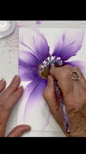 Here’s a sneak peek at a lesson from my Alcohol Ink Blooms for Beginners and Beyond. Check out my classes if you’d like to learn! #alcoholinkart #processreel #artreels #art #howitsdone #artclasses #onlineclasses | Kimberly Deene Designs