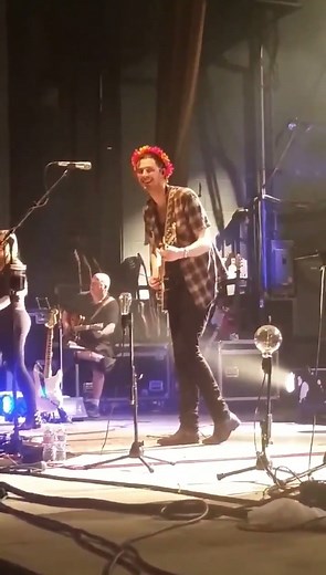 Hozier Performs Mash Up of Ariana Grande's Problem and Warren G's Regulate with Fan's Flower Crown in Columbus, OH