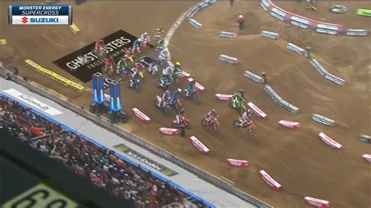 Julien Beumer grabs the holeshot here in 250 race 1💪 | Supercross
