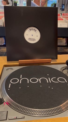 RADIO SLAVE FT. KAMEELAH WAHEED - All Rize (REKIDS) Radio Slave returns to his seminal Rekids imprint with ‘All Rize’, his first single for the label in 2025, landing in May and featuring a vocal from Kameelah Waheed. The track, which continues Matt Edwards’ tendency to favour longer runtimes, builds the pressure through its excellently looping and evolving elements. Waheed, a returning featured artist on Rekids with credits on tracks for Terry Farley and Wade Teo, as well as Hilit Kolet, provid