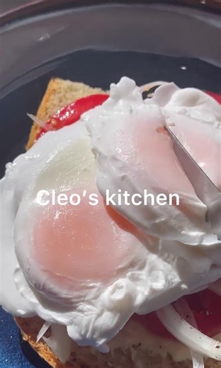 Poached eggs on toast with tomato and onions #fyppppppppppppppppppppppp #HappyNewYear #2026Goals