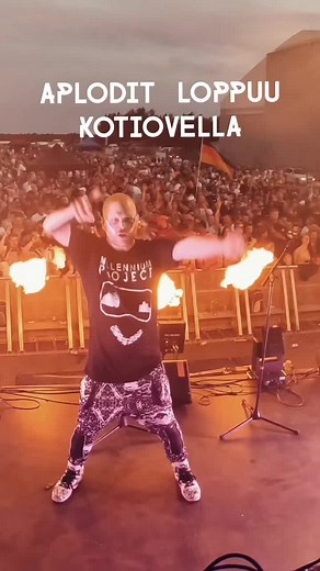 Eräs tunnettu artisti laukoi mulle aikoinaan lapsiperhe-arkea elävän keikkamuusikon totuuden ”Aplodit loppuu kotiovella”#arki #tylsä #iskä #keikka #keikkatyö #artisti #live #lapsi #huutaa #hauska #vs #todellisuus #yleisö #perheelämä #suomi #kesä #kesä2022 #millenniumprojectofficial #harddance #edmlifestyle #hardstyle #reality #kids #yelling #glamour