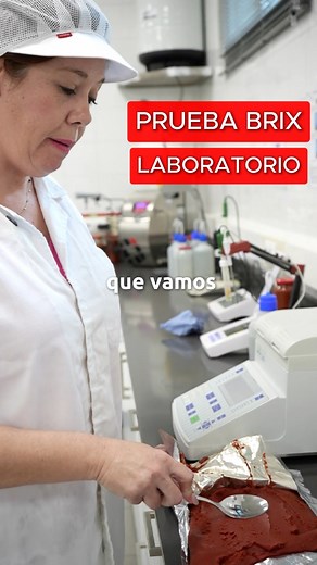 Prueba Brix en laboratorio 🍅🔬 El Brix son los sólidos solubles, que en nuestro sector son los relacionados con la cantidad de tomate fresco que tiene el producto final. Como tenemos que medir los sólidos solubles, tenemos que sacar la proporción líquida que es donde están disueltos los sólidos solubles. Primero desechamos las primeras gotitas hasta que cubra el prisgma del refractómetro y así sabemos la medición del Brix de las muestras del producto final. | Tomalia SCUG