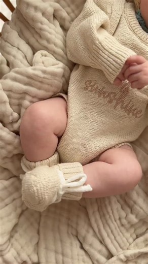 Those eyes just absolutely melt me 🥹 don’t know where the big blue ocean eyes came from but I hope he keeps them how they are 😍 also how absolutely beautiful is this outfit from @nurtr.uk 🫶🏼 both of my boys favourite lullaby is you are my sunshine so this is absolutely perfect for us 💕 Do you sing lullabies to your kids? Outfit @nurtr.uk Bonnet @kimmyscreations__ Bear @cuddleandkind #gifted #collab #cutebabyboy #newbornsnuggles #cutebabyoutfits #snugglybaby | Riverwildw