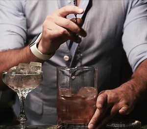 Uno dei momenti che vorremmo mettere in loop tutta l'estate. #drinkmoments #bonaventuramaschio #cocktail #mixingheart | Mixing Heart Bonaventura Maschio
