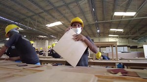 64K views · 3.7K reactions | Más de 1,000 pupitres diarios salen de los talleres penitenciarios, cuidadosamente fabricados para niños y jóvenes. Este programa, parte del Plan Cero Ocio, ha permitido que 2,400 privados de libertad produzcan alrededor de 90,000 muebles escolares, contribuyendo al aprendizaje y al futuro de nuevas generaciones. | Canal 10 | Facebook