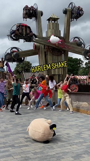 Bring a group of dancers to a theme park… you’re asking for it. What a location to shake in!!! 😂 @Drayton Manor #harlemshake #harlemshakechallenge #harlemshake2020 #harlemshake2022 #dancetrend #gocrazy #draytonmanorpark #draytonmanor