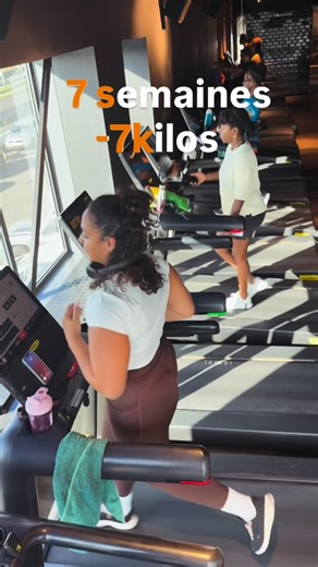 K-Style Training Guadeloupe on Instagram: "7 semaines plus tard : –7 kilos 💪🔥 Parrfois, on a tous besoin d’un petit déclic. D’un regard extérieur. D’un cadre. D’un professionnel qui sait quand pousser… et comment le faire. Elle stagnait dans sa routine à la salle. Toujours présente, mais sans résultats. Elle a décidé de me faire confiance. De la régularité, de la discipline, et surtout une méthode adaptée à ELLE. 👉 Rappelle-toi : demander de l’aide, ce n’est pas un échec. C’est souvent le déb