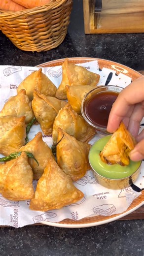 Recipe Racer on Instagram: "Homemade samosa 🤤😍 #samosarecipe #samosa #viralvideo #easyrecipe #reels #explore #paneersamosa #aloosamosa #viralvideos #reel #yummy #tasty #samosalover #breakfast #viral"