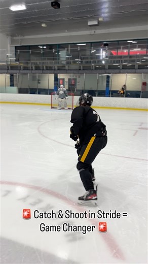 🚨 Catch & Shoot in Stride = Game Changer 🚨 Too many players stop their momentum when receiving a pass… ❌ At the elite level, that split-second kills scoring chances. Here’s the key: 🏒 Catch the puck clean on your forehand while standing still. ⚡ Explode right away into stride after the catch—no wasted motion. 🧠 Use underhandling (less puck touches) to stay deceptive and keep your speed. 🎯 Release the puck in stride—before defenders or goalies can reset. ✅ Why it matters: Players who can cat