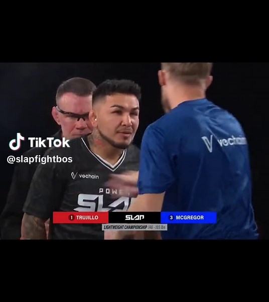 Azul hombre noqueado tras 2 bofetadas