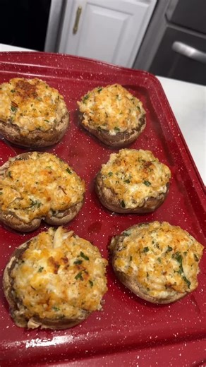 4 comments | Who loves crab stuffed mushrooms 呂‍襤 these things are almost tennis  ball size  I’ll post a tutorial on my cooking channel @cookingwithqueenii on YouTube ❤️ | Cooking With Queenii | Facebook
