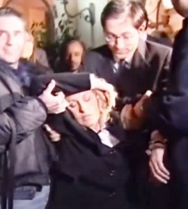 2.5M views · 19K reactions | La prova della... C0CA: la polizia a casa di Antonella Clerici nell'inquietante scherzo di "Scherzi a parte" (Anno 2003) | Cult Italia TV | Facebook